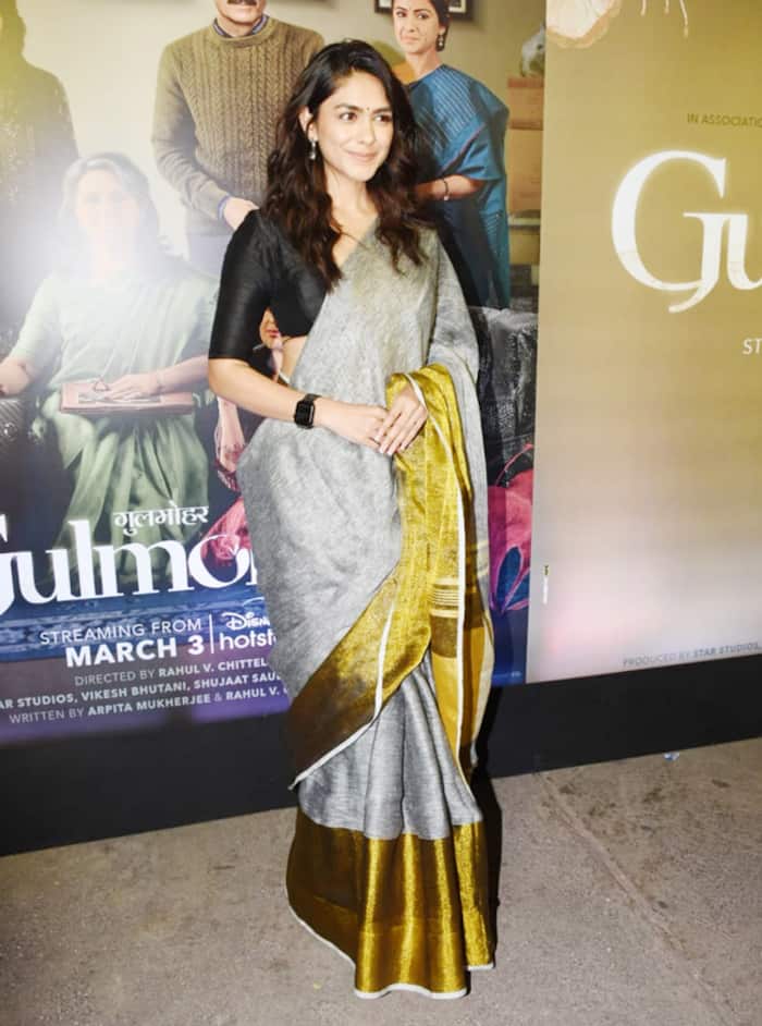 Mrunal Thakur Mesmerises Her Fans in a Simple Saree With Jhumkas And ...