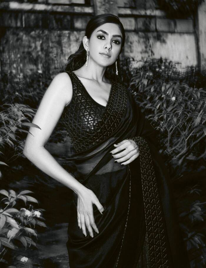 Mrunal Thakur Oozes Vintage Vibes in Embroidered Silk Saree | See ...
