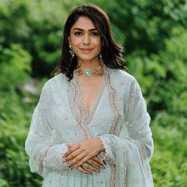 Mrunal Thakur's Ethnic Look is a Treat to Sore Eyes