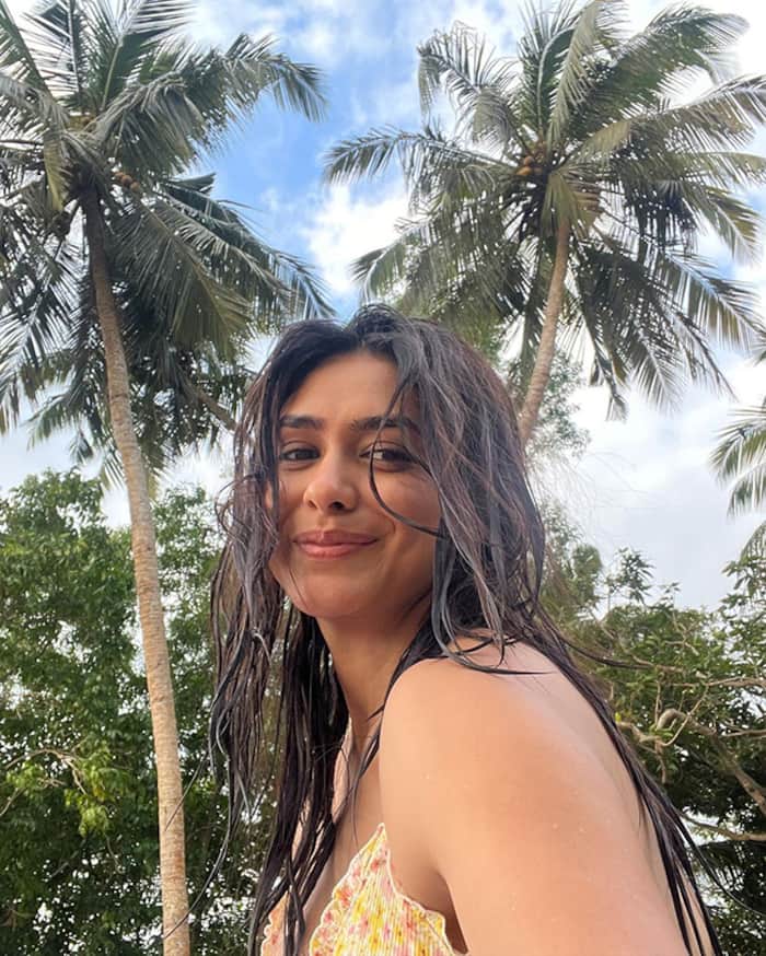 Mrunal Thakur Flaunts Her Beach Hair In Happy Throwback Photos From Sri