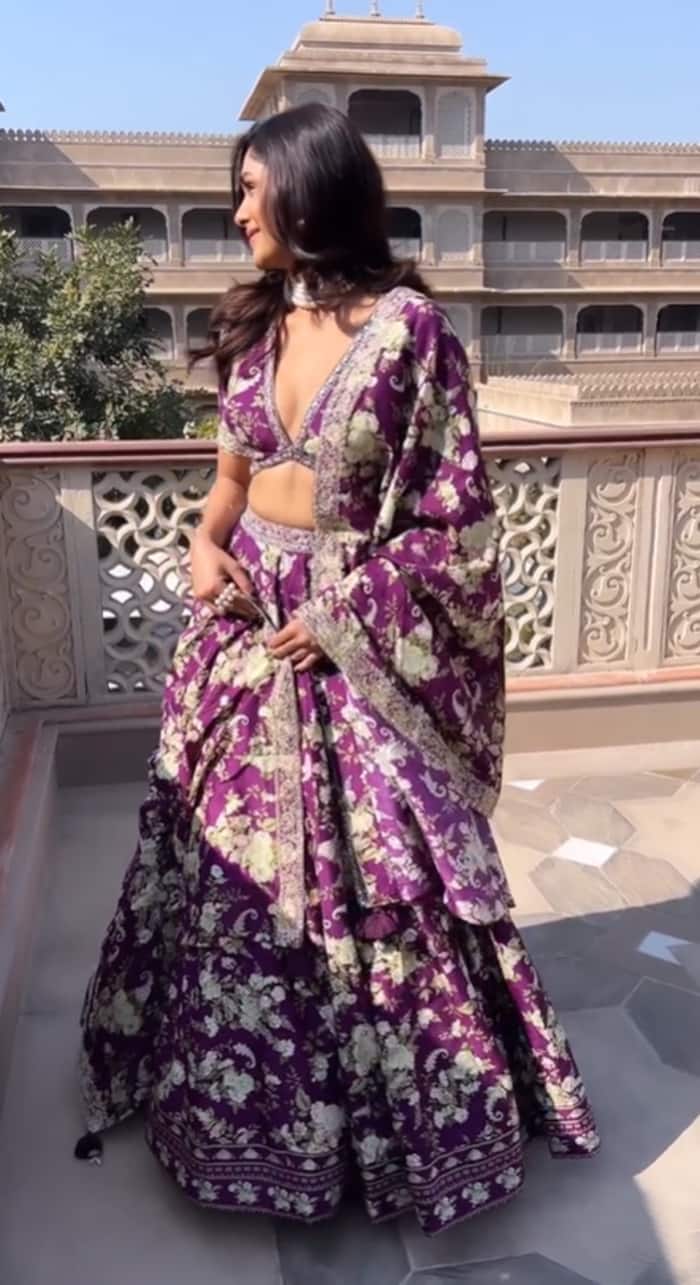 Mrunal Thakur Looks Breathtaking in Latest Viral Photos