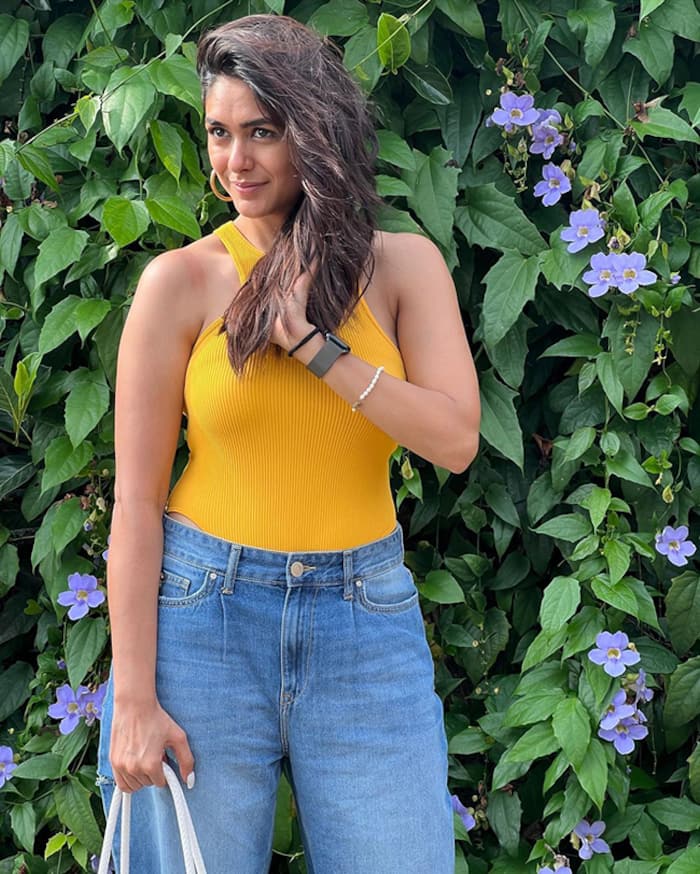 Mrunal Thakur Flaunts Her Beach Hair in Happy Throwback Photos From Sri ...