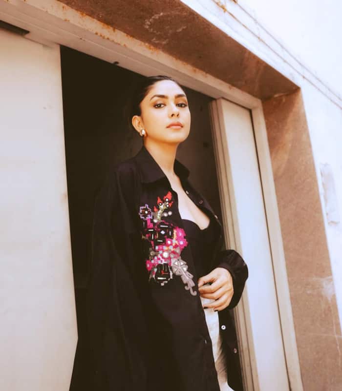 Mrunal Thakur's Fans Call Her 'Beauty Queen' in Sexy Black Shirt And ...