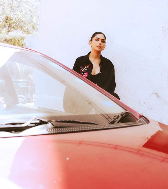 Mrunal Thakur's Fans Call Her 'Beauty Queen' in Sexy Black Shirt And ...