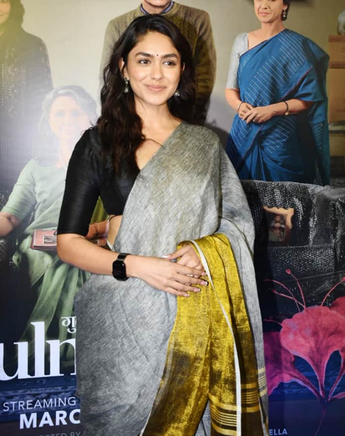Mrunal Thakur Mesmerises Her Fans in a Simple Saree With Jhumkas And Black Bindi - See Viral HOT ...