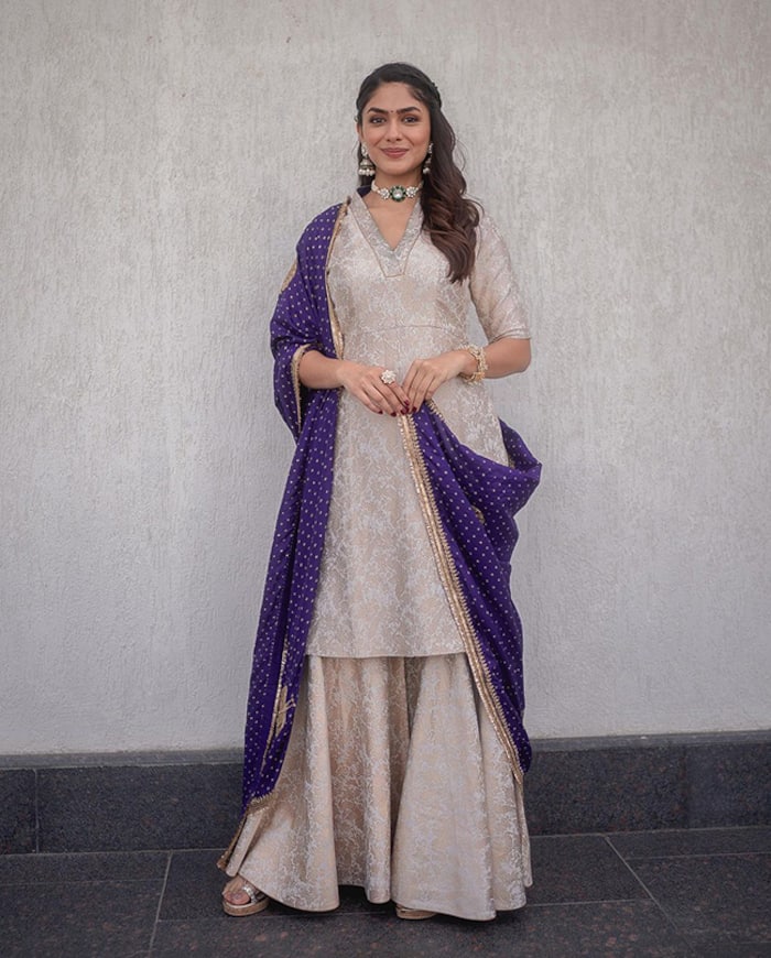 Mrunal Thakur Leaves The Internet Breathless in Ethnic Wear