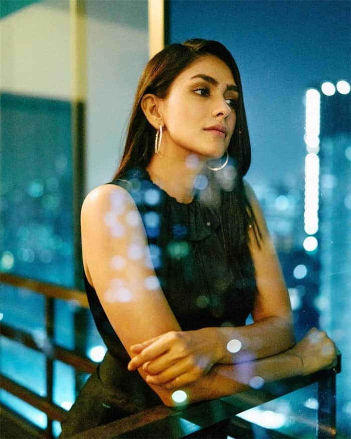 Mrunal Thakur's Look is a Sight to Behold