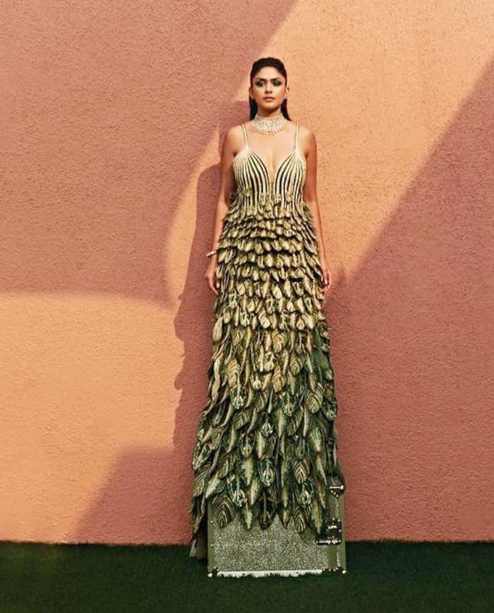Mrunal Thakur Looks Like a Tree in Sexy Plunging Neckline Forest Green ...
