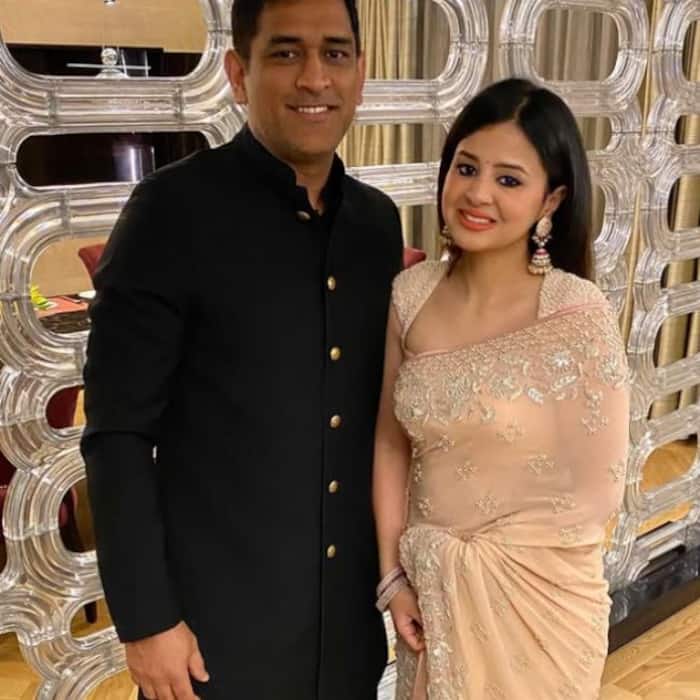 Dhoni met his wife Sakshi at a HOTEL: Know about their untold love ...