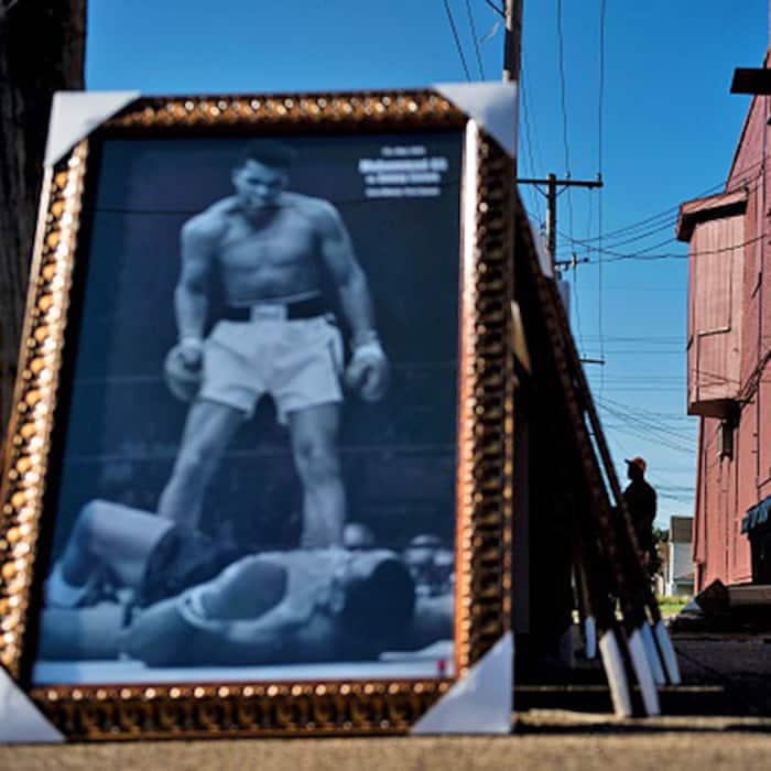 Boxing legend Muhammad Ali’s funeral held in Louisville, thousands bid ...
