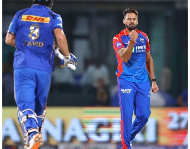 Mukesh Kumar celebrates after dismissing Tim David at Arun Jaitley Stadium.