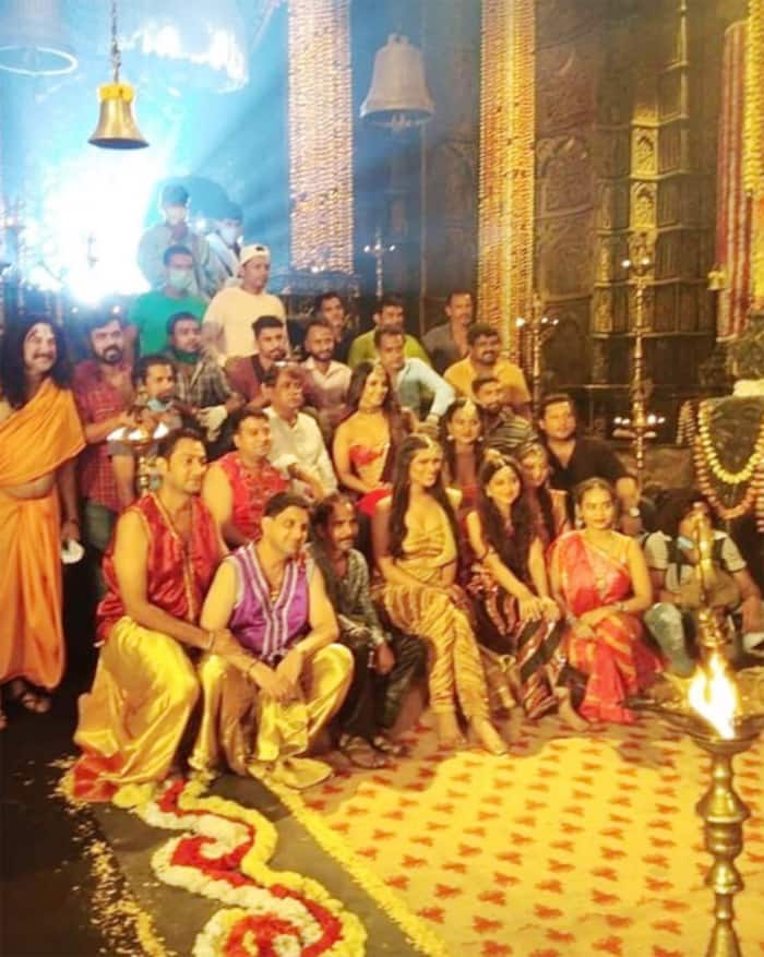 Naagin 5 Begins Tonight: Hina Khan as Naagin, Mohit Malhotra as Naag ...