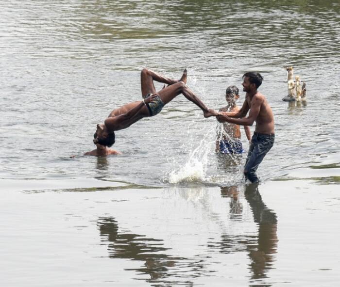 Delhi Swelters Under Extreme Heat As Mercury Breaches 45 Deg C Mark- IN PICS