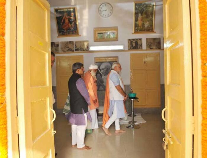 Prime Minister Narendra Modi pays homage at the Samadhi of Mahatma ...
