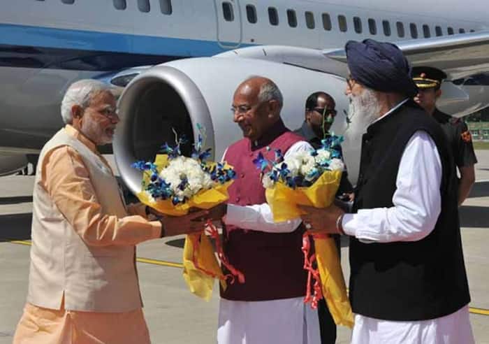 Narendra Modi pays homage to statues of Bhagat Singh, B K Dutt, Rajguru ...