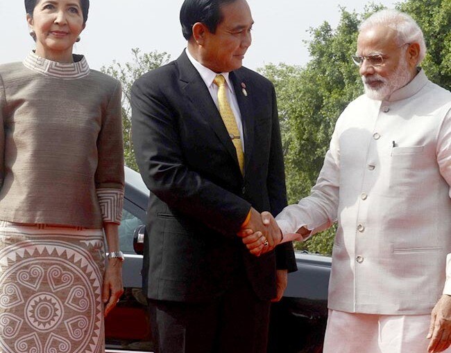 Narendra Modi welcomes Prayut Chan o cha during ceremonial reception