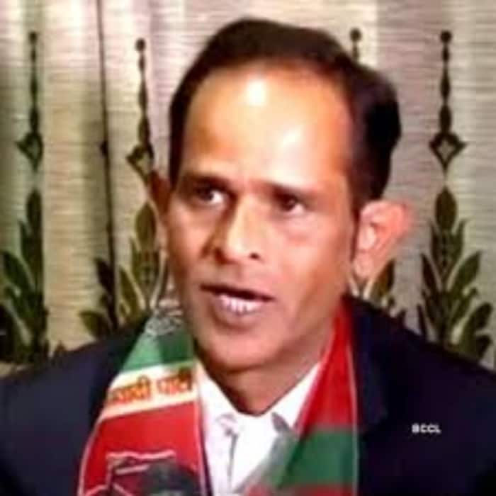 Dhoni's elder brother Narendra Singh Dhoni works as..., he lives ...