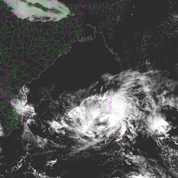 Cyclone Vardah: Chennai turns upside-down as cyclone Vardah makes ...