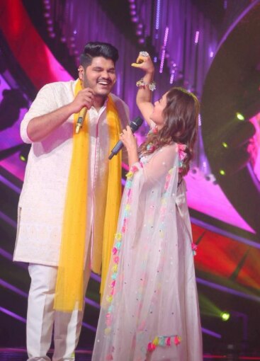 Neha Kakkar and Ashish Kulkarni rocks the Indian Idol Stage