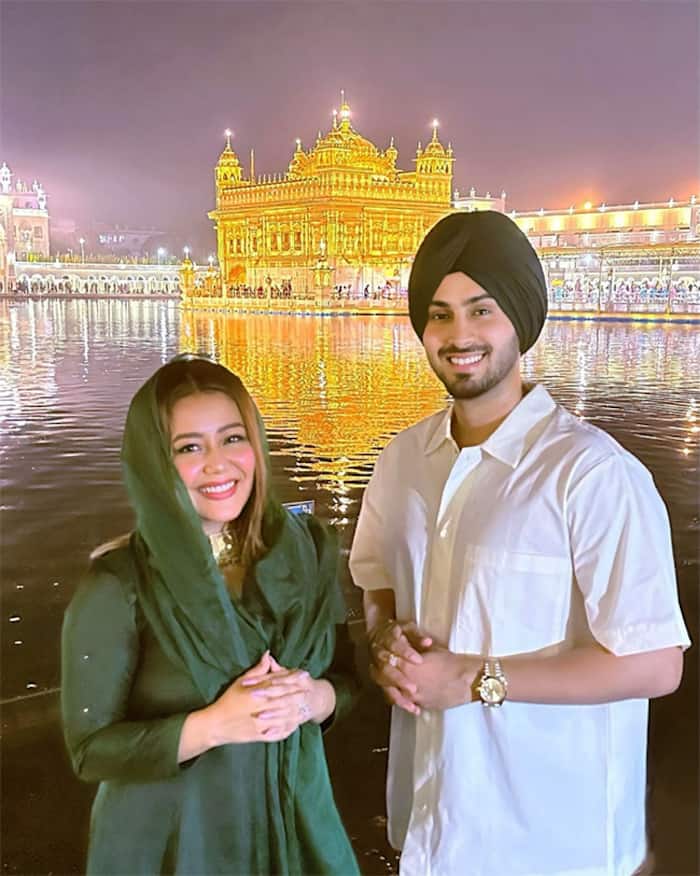 Neha Kakkar Goes Emotional As She Visits Golden Temple With Rohanpreet ...
