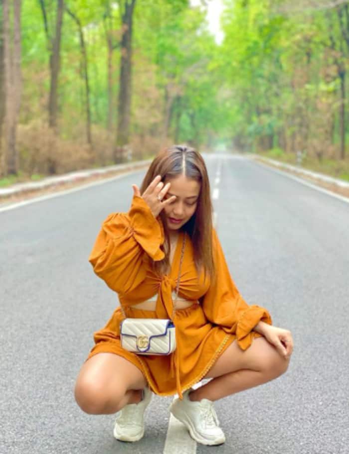 'Cuteness overloaded', fans comment on Neha Kakkar's new pictures