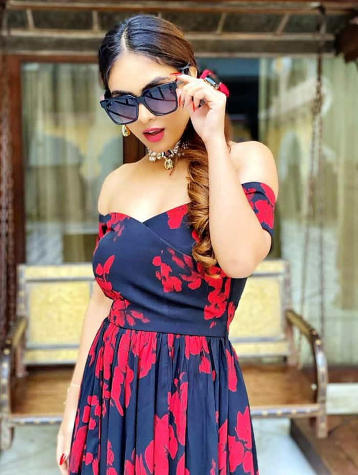 Actor And Model Neha Malik Tries to Hide Her True Self With Shades And ...