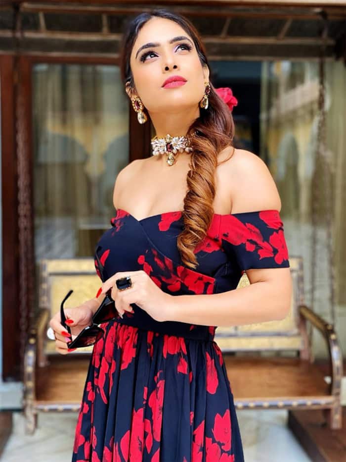 Actor And Model Neha Malik Tries to Hide Her True Self With Shades And ...