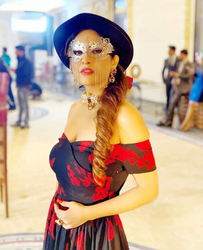 Actor And Model Neha Malik Tries to Hide Her True Self With Shades And ...