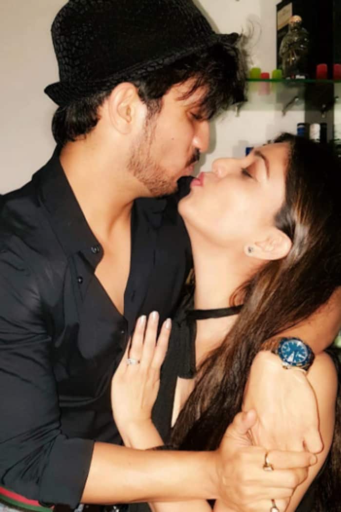 Neha Swami and Arjun Bijlani kissing each other