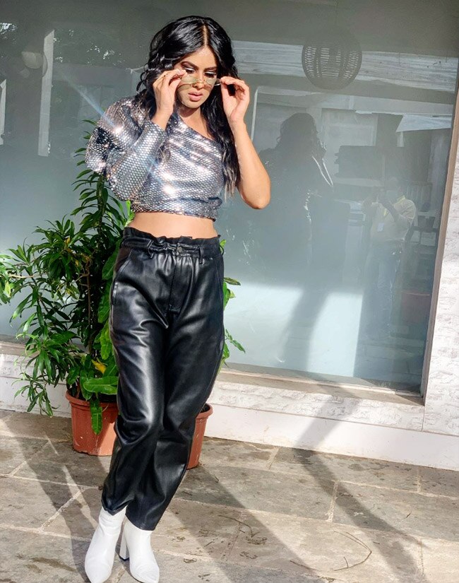Nia looks hot as hell in this photo and we cannot take our eyes off ...