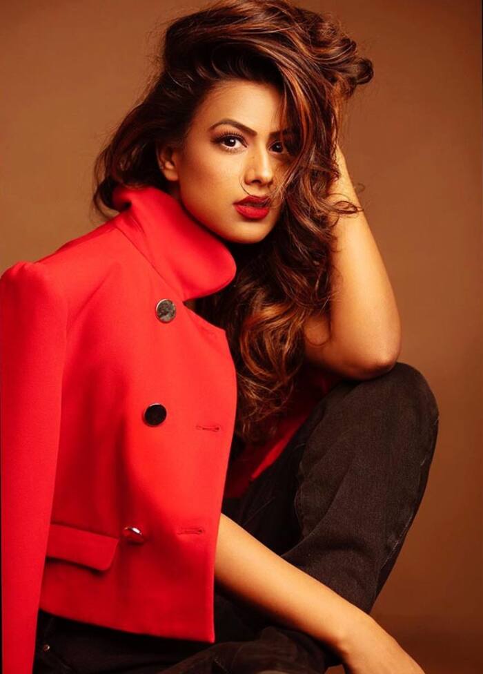 Nia Sharma Looks Sharp And Stylish in Her Black-And-Red Outfit in New ...
