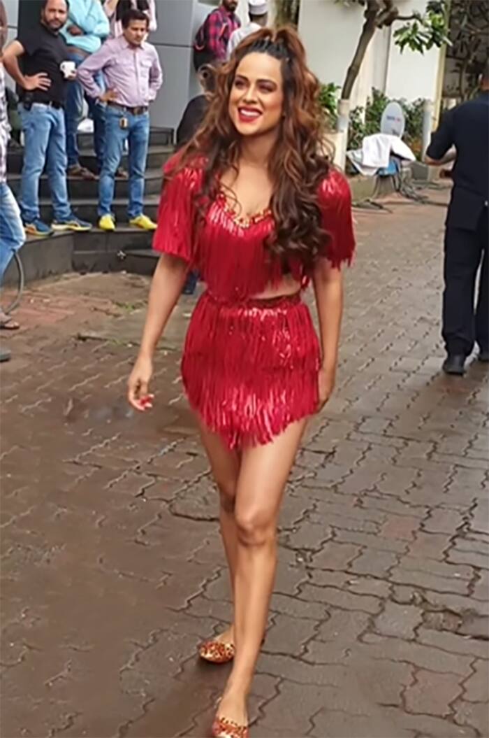 Nia Sharma Stuns in a Red Hot Fringe Skirt on Sets of Jhalak Dikhhla Jaa, Don't Miss Her Sexy ...