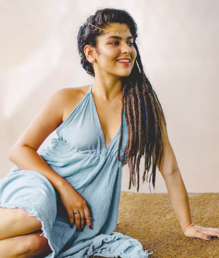 Nidhi Bhanushali Aka Sonu Looks Smoking Hot in Deep Neckline Halter ...