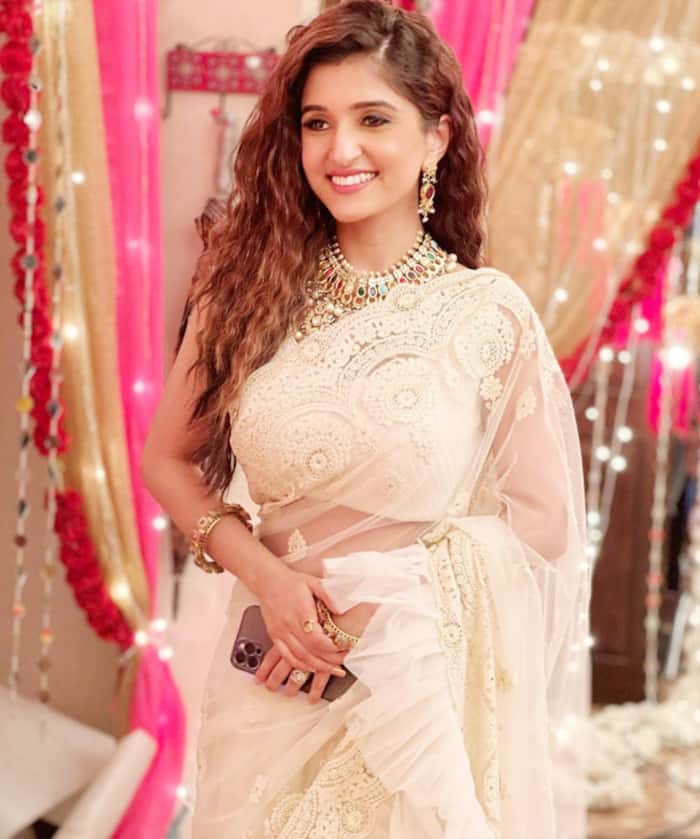 Anupamaa Fame Nidhi Shah Aka Kinjal Looks Ravishing In Sheer Saree Look ...