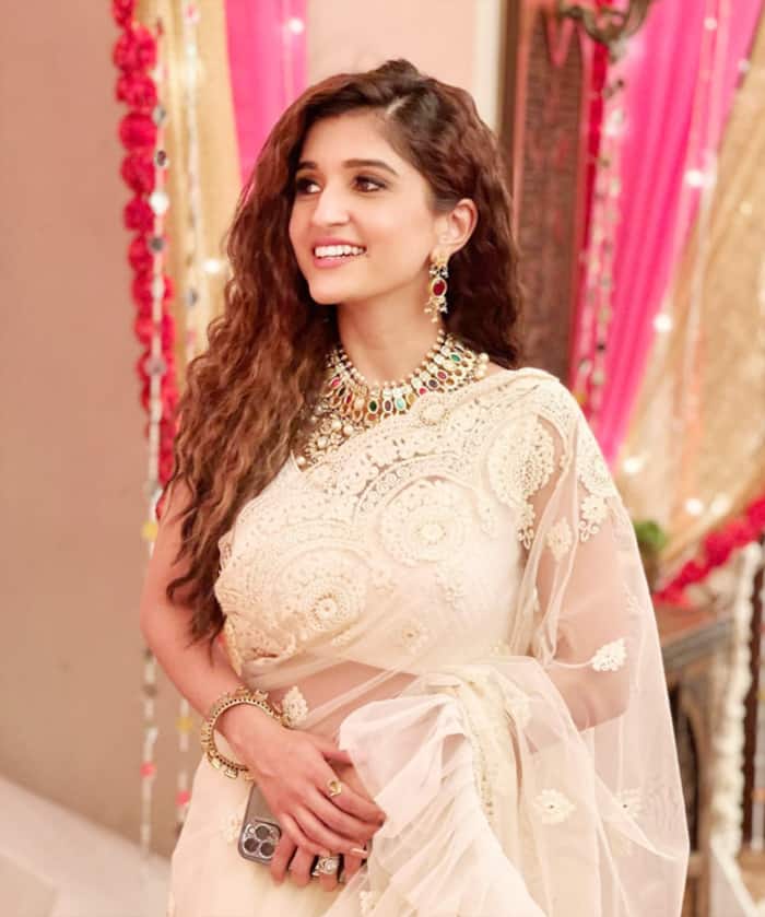 Nidhi Shah Is Making Jaws Drop With Her Hot Saree Look