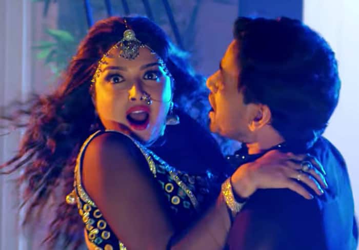 Bhojpuri Sensation Amrapali Dubey’s Steamy Dance Moves With Nirahua Aka Dinesh Lal Yadav Are Too ...