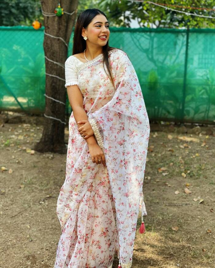 Niti Taylor Lights Up Instagram By Sharing Pictures In White Floral ...