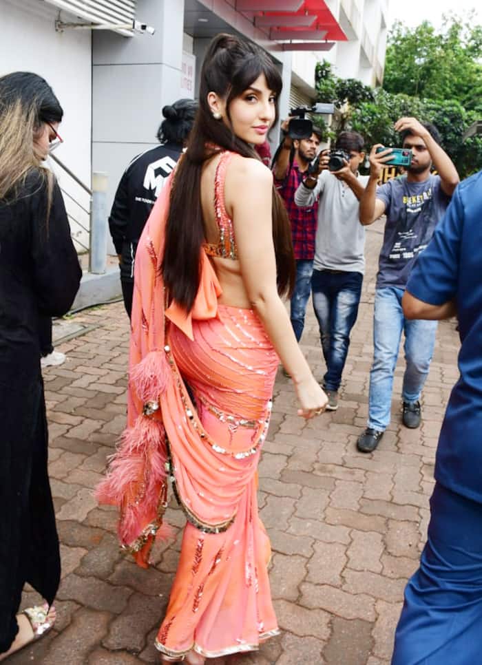 Jhalak Dikhhla Jaa: Nora Fatehi Looks Hotter Than Lava in a Sexy Sequin Saree And Knotted Blouse ...