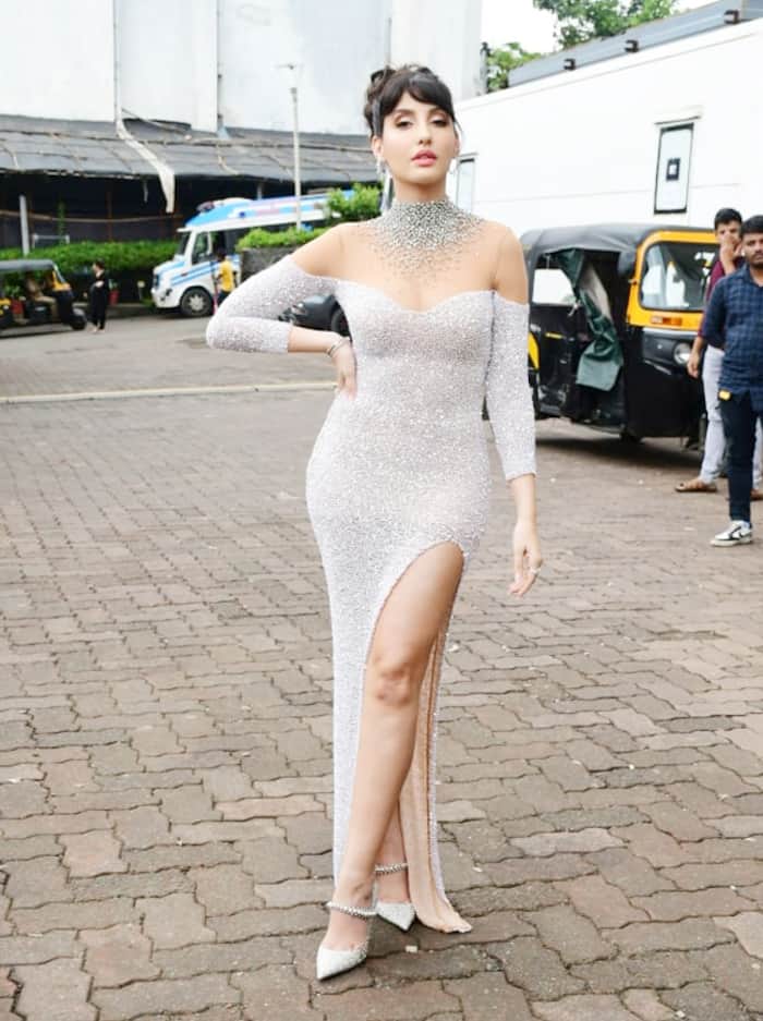 Nora Fatehi Sizzles Hard in Hot Silver Gown on Jhalak Dikhhla Jaa 10 ...