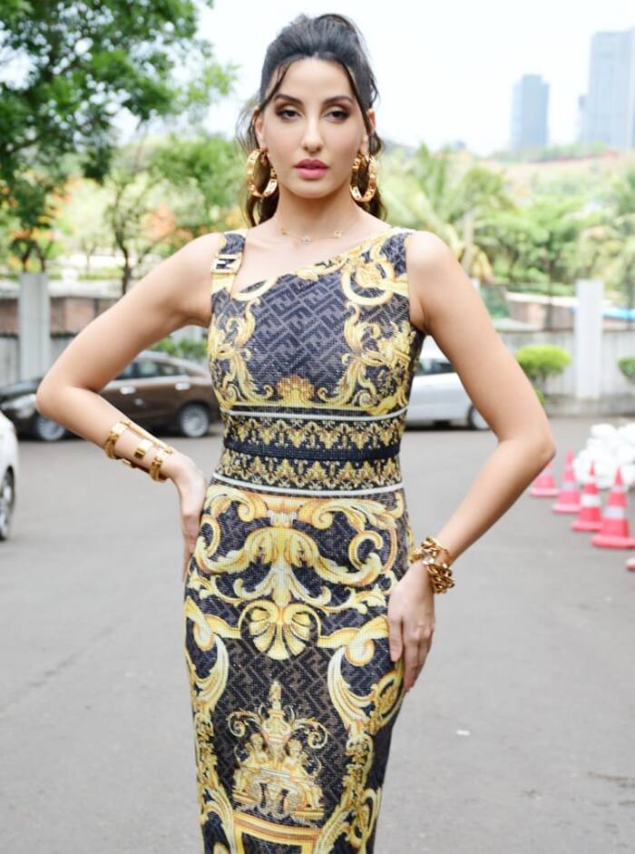 Nora Fatehi Flaunts Her Curves in Printed Bodycon Dress as She Steps ...