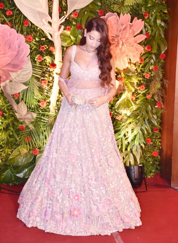 Nora Fatehi Looks HOT AF in Sexy shimmery Pastel Pink Lehenga at Diwali ...