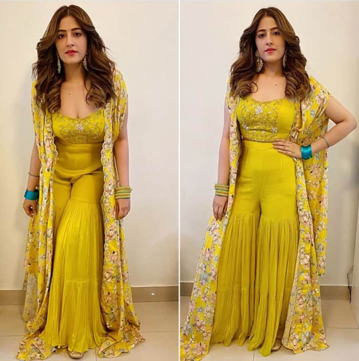 Nupur Sanon Flaunts Her Sexy Back in Ethnic Outfit