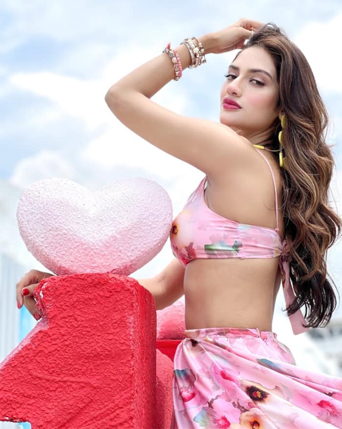 Nusrat Jahan Shows Off Her Toned Abs in Hot Pink Bralette And Skirt, Fans Call Her 'Param ...