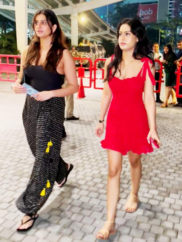 Nysa Devgn Spotted Partying With Friends Orry And Mahikaa Rampal