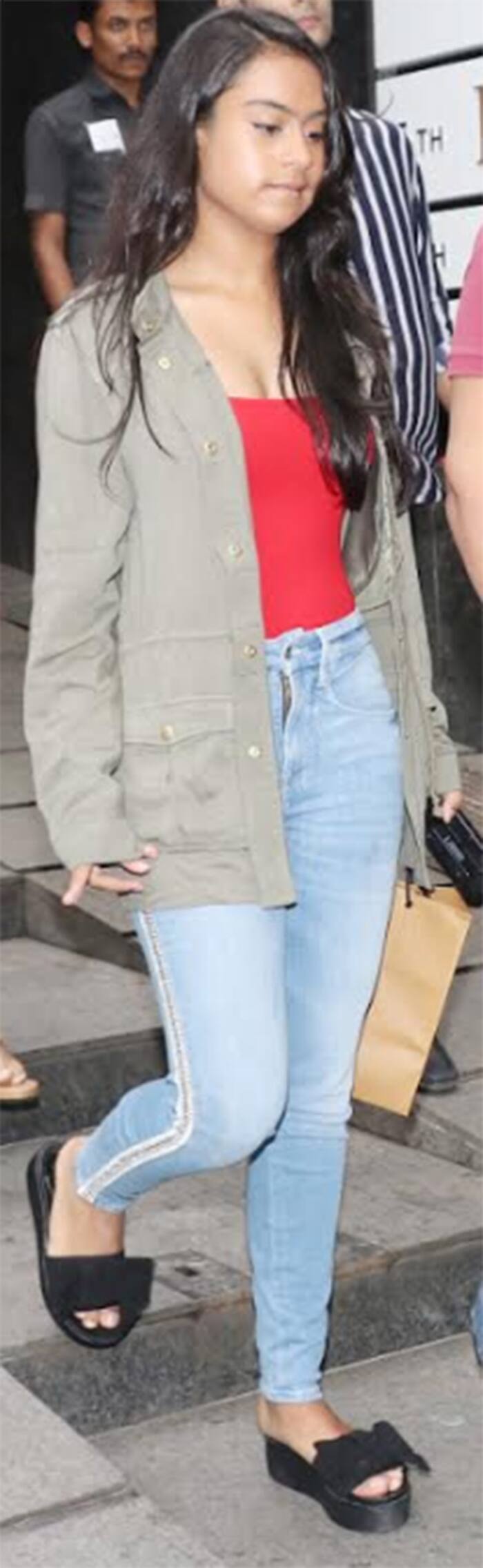 Kajol Spotted With Husband Ajay Devgn And Daughter Nysa Devgn Post ...