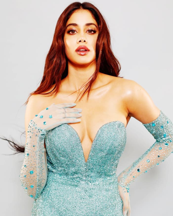 Check out Janhvi Kapoor spreading hotness in her aqua blue mermaid gown so stunning!
