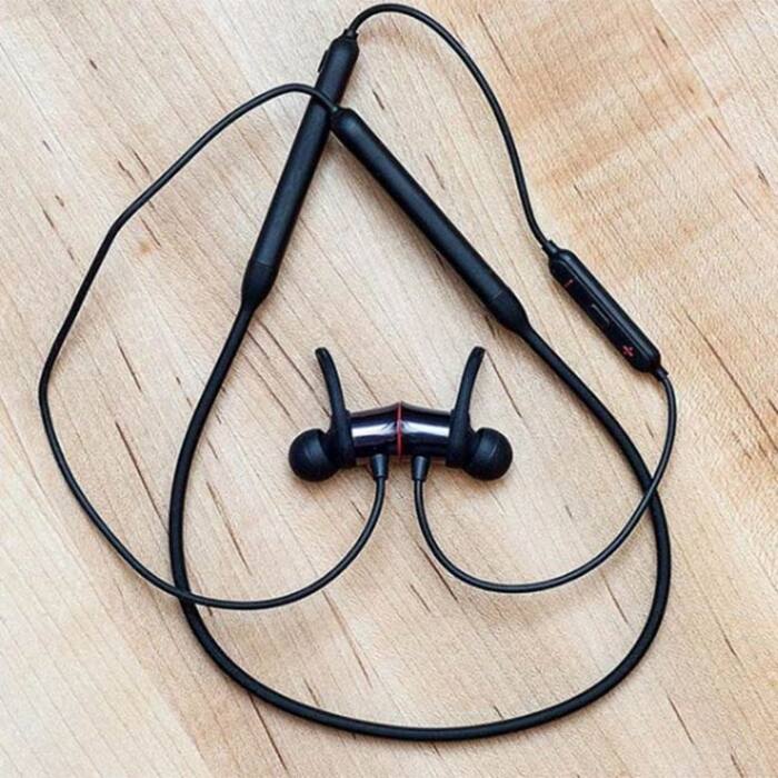 OnePlus Bullets Wireless: Clip the buds together to control music playback