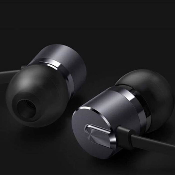 OnePlus Bullets Wireless: Clip the buds together to control music playback