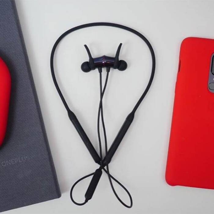 OnePlus Bullets Wireless: Clip the buds together to control music playback