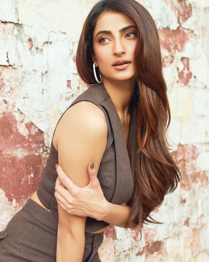 Palak Tiwari Sizzles in Hot Sleeveless Crop-Top With Deep Neckline And Pants l PHOTOS